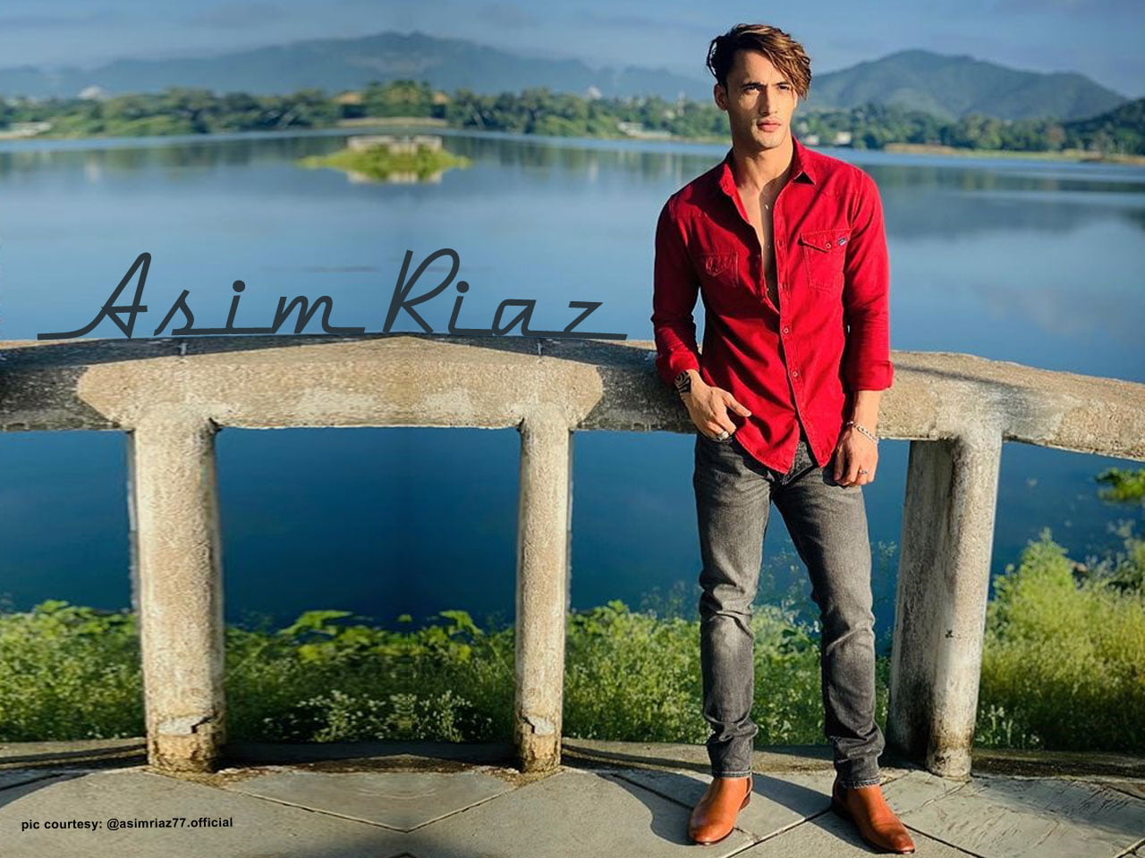 Check Out Asim Riaz's Fashionable Wallpapers