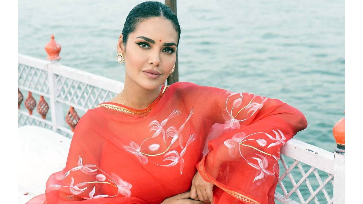 Esha Gupta On Acting Projects: I Either Satisfy My Pocket Or My Soul