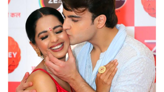 Krishna Kaul Proposes To Co-star Mugdha Chaphekar In SRK Style