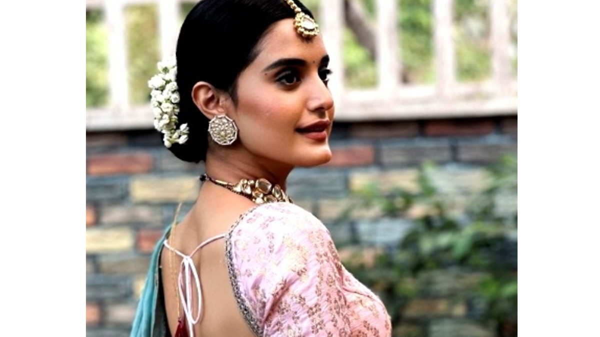 Ayushi Khurana Enjoys Iftar Party With Her Co-stars On The Sets Of 'Ajooni'