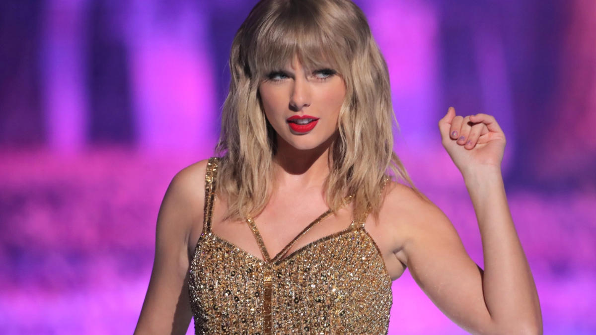 Taylor Swift 'wipes Tears From Her Eyes' After Performing Emotional Song