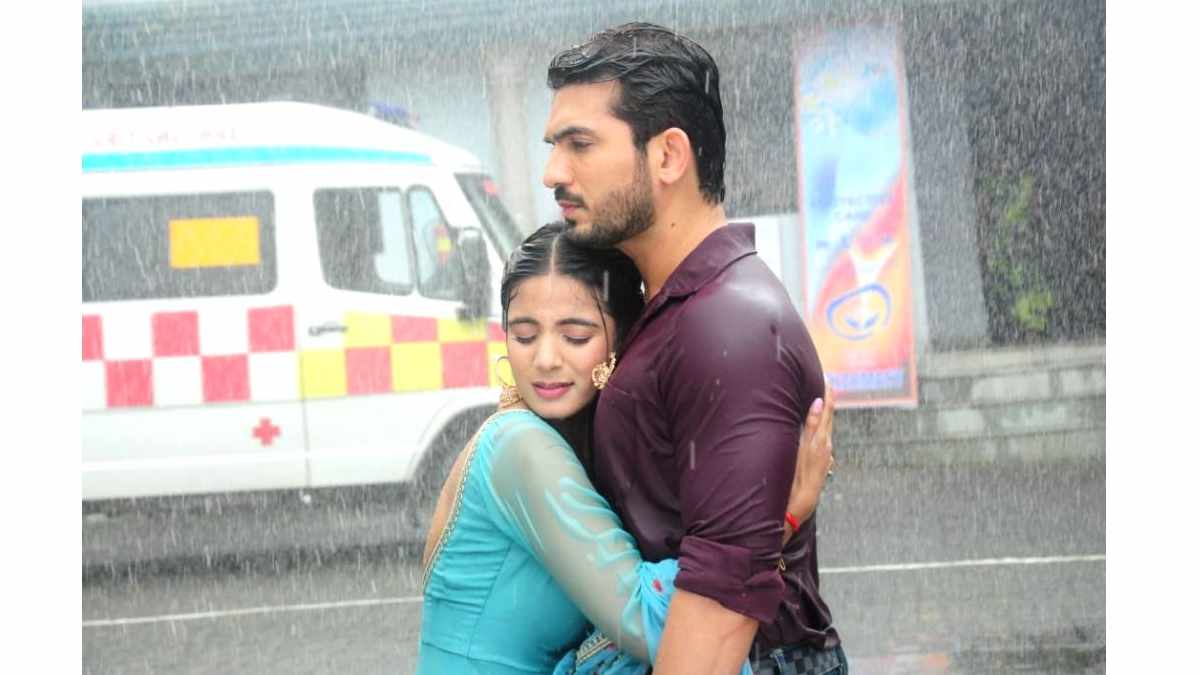 Arjun Bijlani, Nikki Sharma Brave Mumbai's Heavy Rains For A Romantic Sequence In ‘ShivShakti’