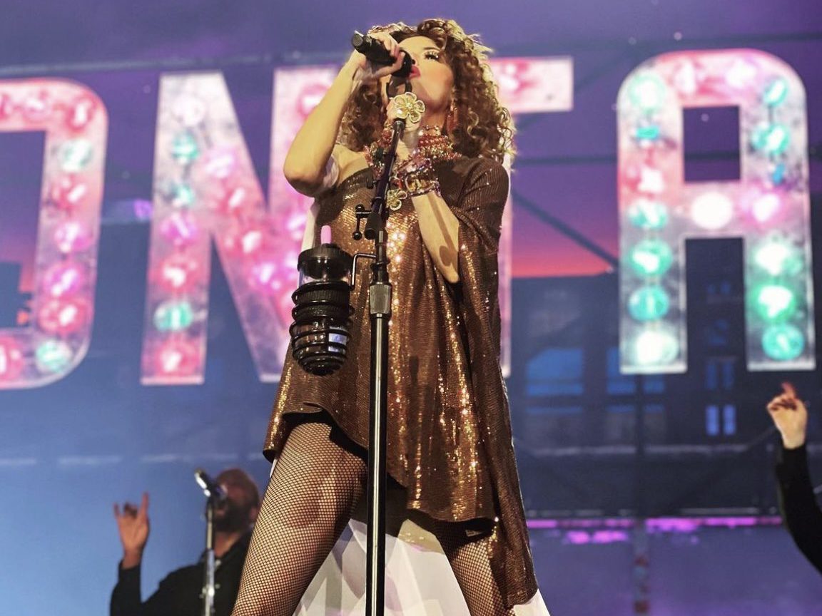 Shania Twain Falls Off Stage During Chicago Concert, Makes Quick ...
