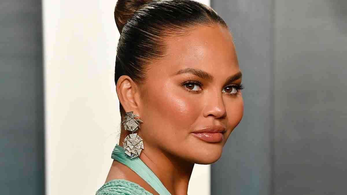 Chrissy Teigen Suffers Hilarious Wardrobe Malfunction At Charity Event ...