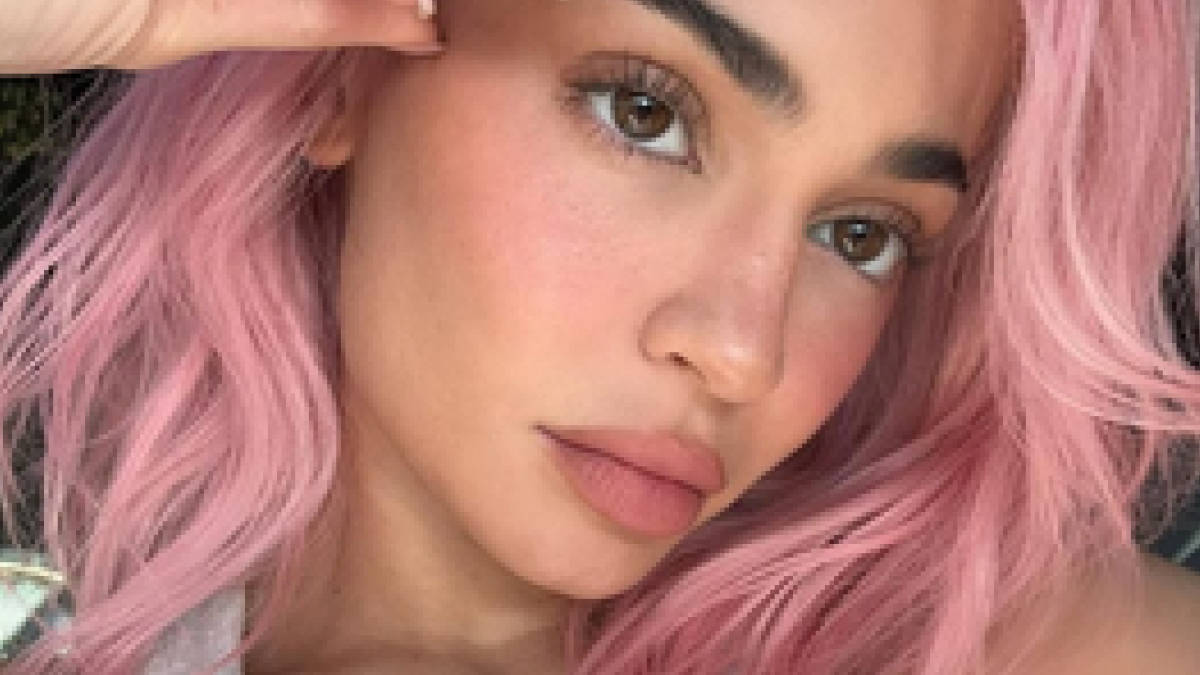 Kylie Jenner Unveils Transformation With Bright Pink Hair | Glamsham