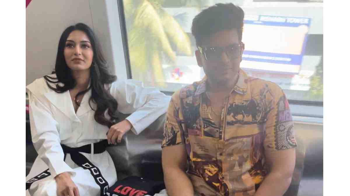’Love Adhura’ Stars Karan Kundrra, Erica Fernandes Take Mumbai Metro As ...