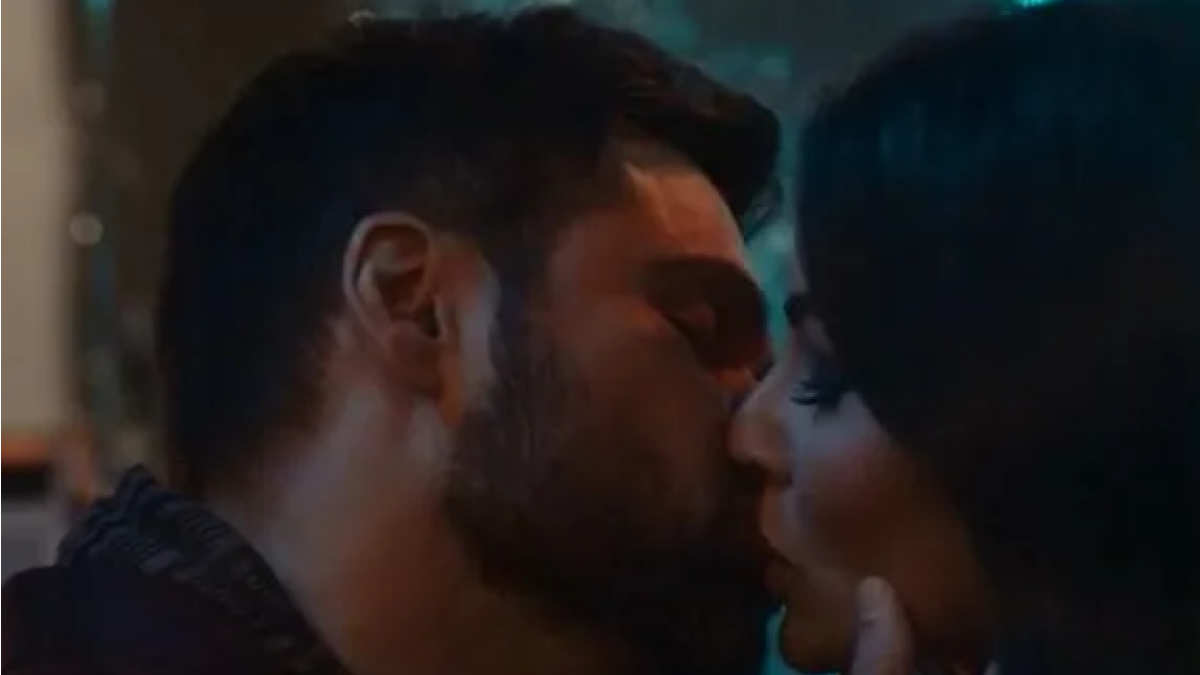 Mouni Roy Steals A Kiss With 'serial Kisser' Emraan Hashmi In 'Showtime' | Glamsham