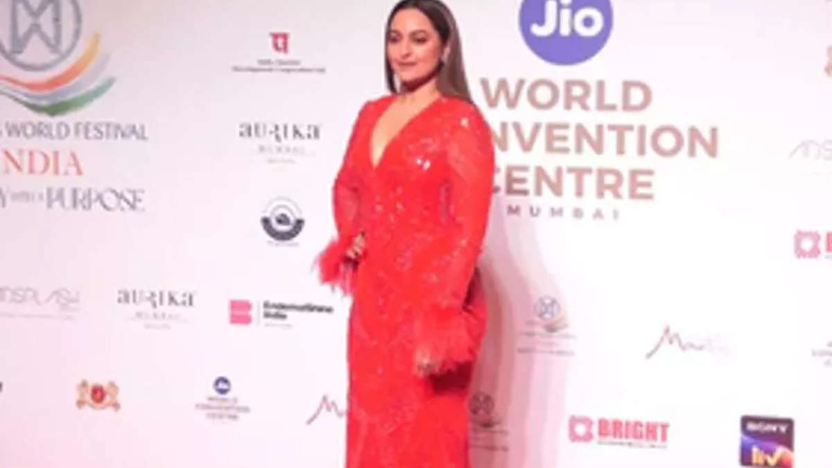 Sonakshi Sinha's Shoutout - 'Look Maa, I'm On Miss World Stage' | Glamsham