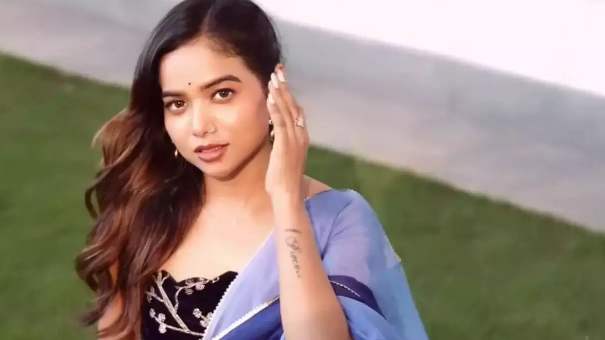 Manisha Rani Goes Vintage As She Makes A Video On 'Aapki Nazron Ne ...