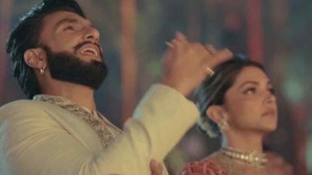 Deepika Padukone And Ranveer Singh Performing Aarti On Ambani's ...