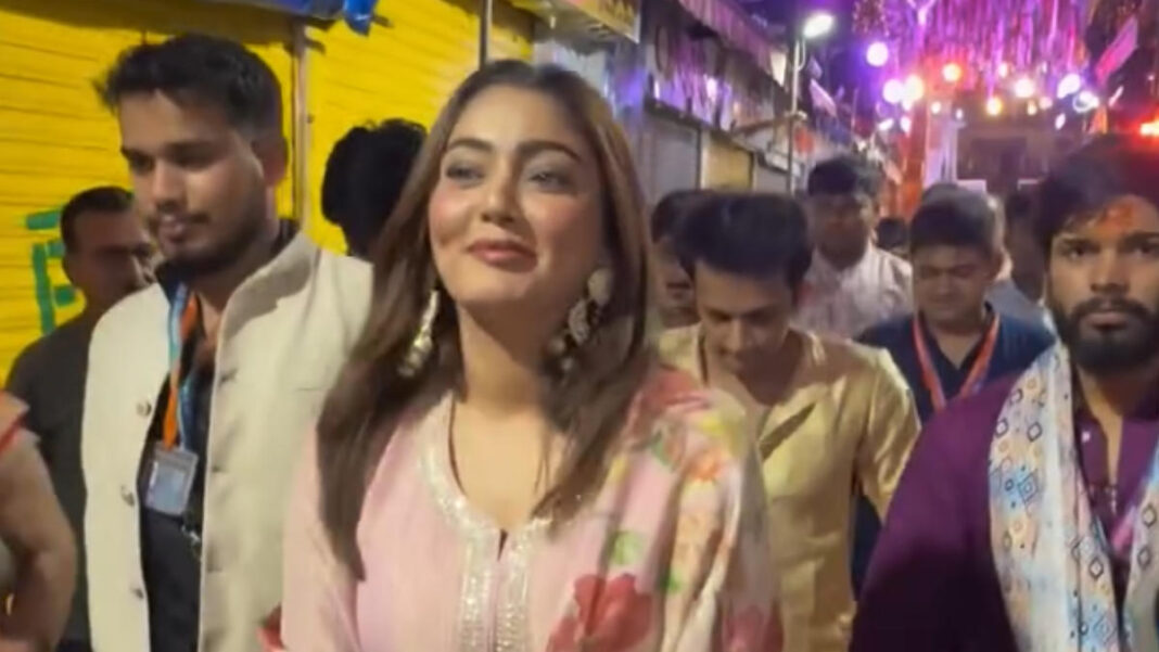 Sana Makbul Seeks Blessings: A Divine Encounter At Lalbaugcha Raja ...